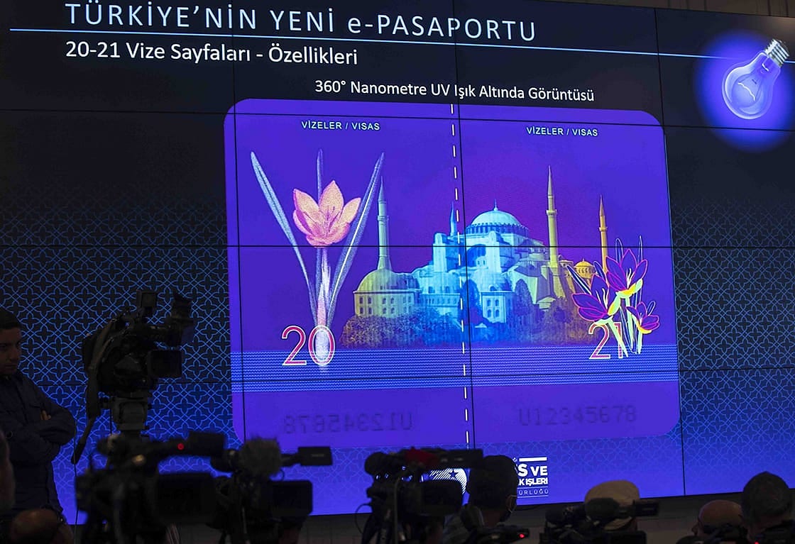 Yerli pasaport ve ehliyetler tanıtıldı... İşte ehliyetlerde dikkat ...